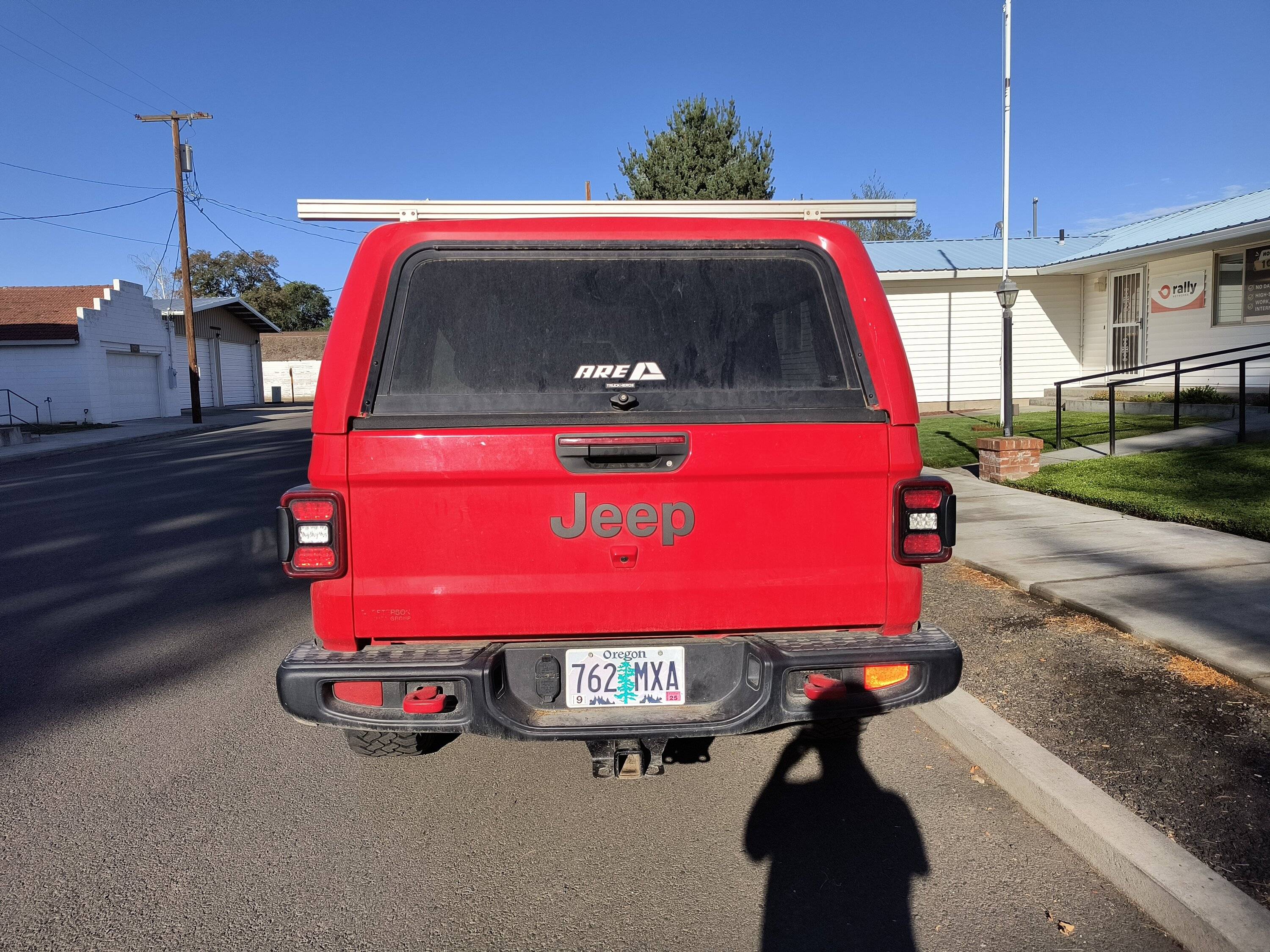 Idaho - ARE CX Classic Truck Cap Red body color Jeep Gladiator 20-23 ...