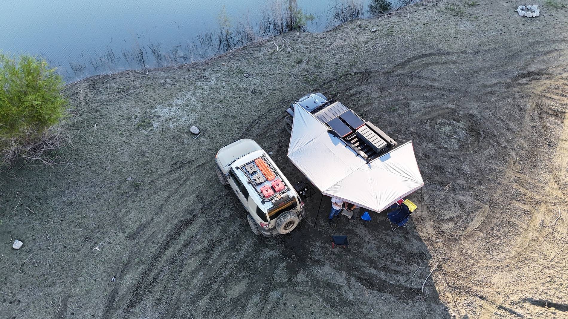 Mounted two of the new Jackery Prime panels on the roof | Jeep ...